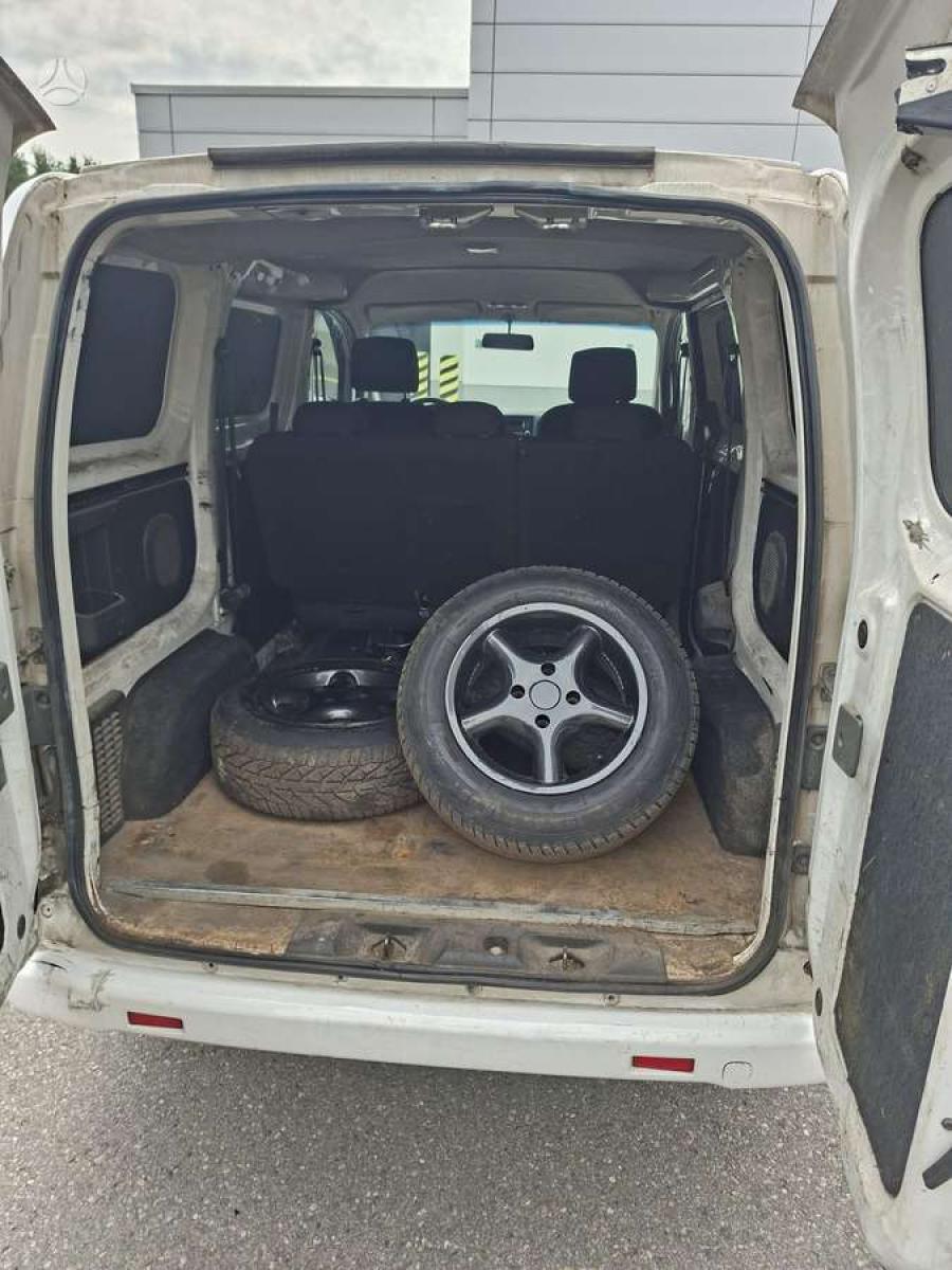 White Nissan NV200 2012 in Vilnius, with an engine capacity of 1.46 L and mileage of 410 thousand km for 2500 €, photo 6 on AUTOMOTO.COM.LV