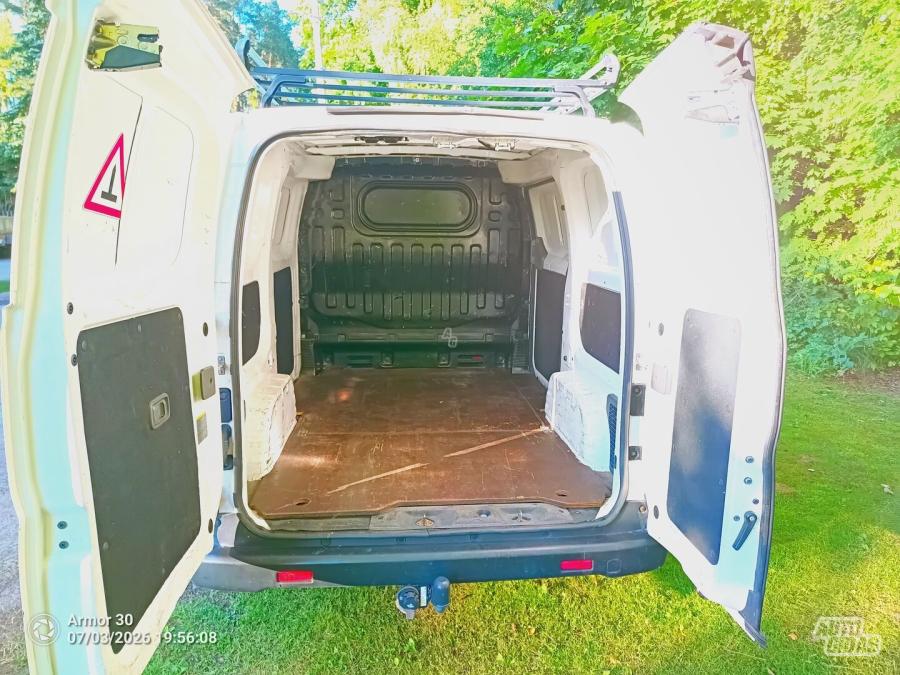 White Nissan NV200 2015 in Vilnius, with an engine capacity of 1.50 L and mileage of 190 thousand km for 4800 €, photo 8 on AUTOMOTO.COM.LV