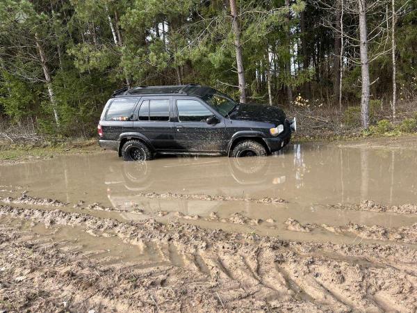Melns Nissan Pathfinder 2001 Trakai, ar dzinēja tilpumu 3.27 L un nobraukumu 235 tūkst. km par 2850 €, foto 3 vietnē AUTOMOTO.COM.LV