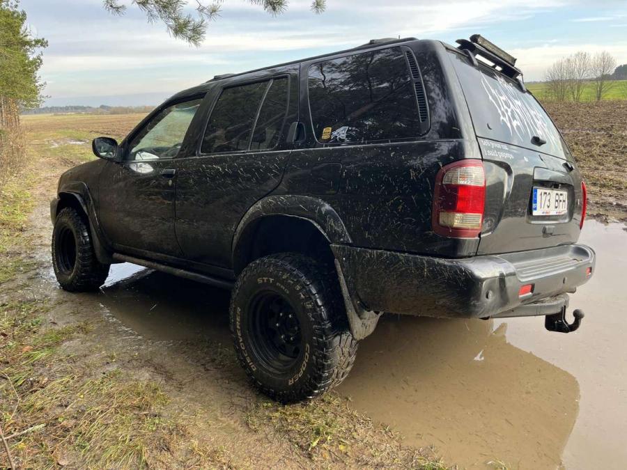 Black Nissan Pathfinder 2001 in Trakai, with an engine capacity of 3.27 L and mileage of 235 thousand km for 2850 €, photo 4 on AUTOMOTO.COM.LV
