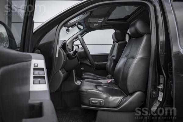 Black Nissan Pathfinder 2005 in Riga, with an engine capacity of 2.50 L and mileage of 0 thousand km for 7500 €, photo 8 on AUTOMOTO.COM.LV