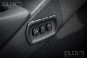 Black Nissan Pathfinder 2005 in Riga, with an engine capacity of 2.50 L and mileage of 0 thousand km for 7500 €, photo 18 on AUTOMOTO.COM.LV