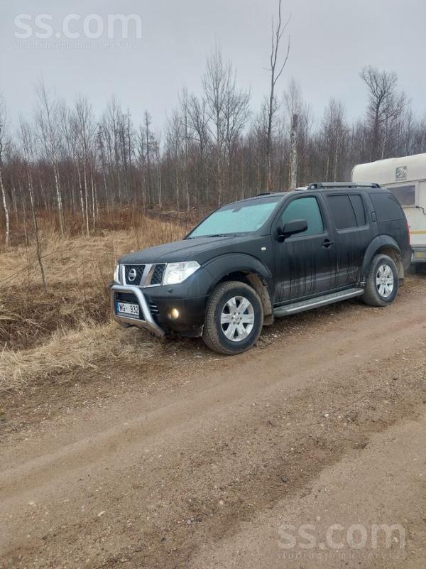 Melns Nissan Pathfinder 2005 Kuldīga, ar dzinēja tilpumu 2.50 L un nobraukumu 411 tūkst. km par 2500 €, foto 2 vietnē AUTOMOTO.COM.LV