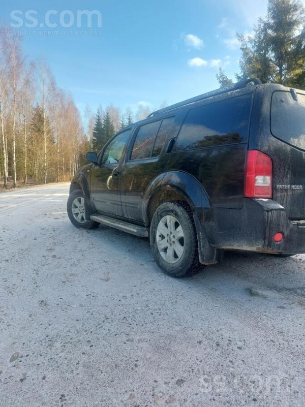Melns Nissan Pathfinder 2005 Kuldīga, ar dzinēja tilpumu 2.50 L un nobraukumu 411 tūkst. km par 2500 €, foto 6 vietnē AUTOMOTO.COM.LV