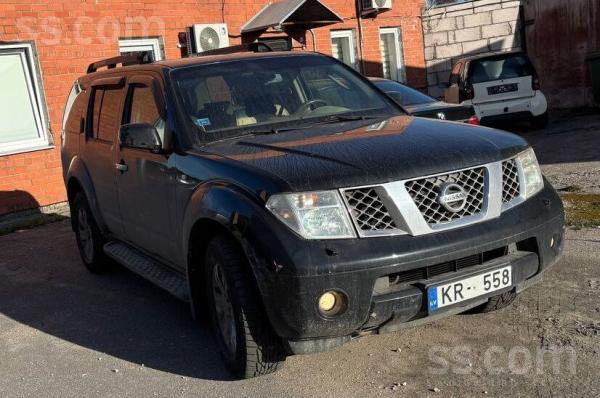 Black Nissan Pathfinder 2006 in Riga, with an engine capacity of 2.50 L and mileage of 370 thousand km for 5700 €, photo 1 on AUTOMOTO.COM.LV