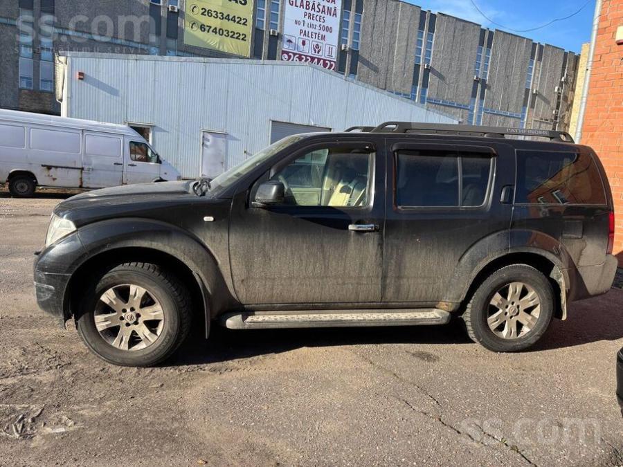 Black Nissan Pathfinder 2006 in Riga, with an engine capacity of 2.50 L and mileage of 370 thousand km for 5700 €, photo 2 on AUTOMOTO.COM.LV