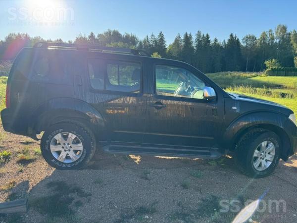 Black Nissan Pathfinder 2006 in Rezekne, with an engine capacity of 2.50 L and mileage of 300 thousand km for 6000 €, photo 1 on AUTOMOTO.COM.LV