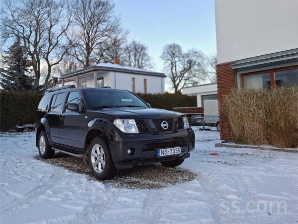 Melns Nissan Pathfinder 2006 Rīga, ar dzinēja tilpumu 2.50 L un nobraukumu 239 tūkst. km par 6200 €, foto 1 vietnē AUTOMOTO.COM.LV