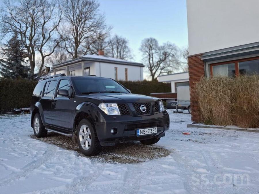 Black Nissan Pathfinder 2006 in Riga, with an engine capacity of 2.50 L and mileage of 239 thousand km for 6200 €, photo 1 on AUTOMOTO.COM.LV