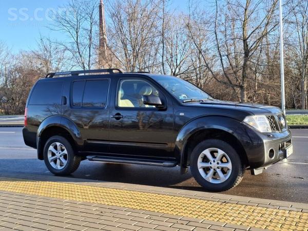Melns Nissan Pathfinder 2006 Rīga, ar dzinēja tilpumu 2.50 L un nobraukumu 239 tūkst. km par 6200 €, foto 3 vietnē AUTOMOTO.COM.LV