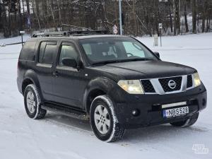 Black Nissan Pathfinder 2006 in Vilnius, with an engine capacity of 2.50 L and mileage of 440 thousand km for 3700 €, photo 3 on AUTOMOTO.COM.LV