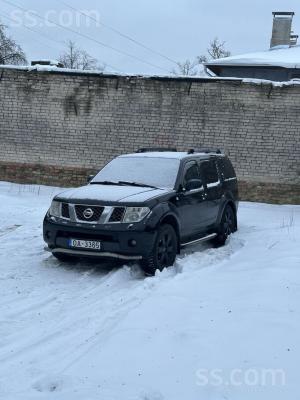 Black Nissan Pathfinder 2006 in Riga, with an engine capacity of 2.50 L and mileage of 495 thousand km for 4500 €, photo 2 on AUTOMOTO.COM.LV