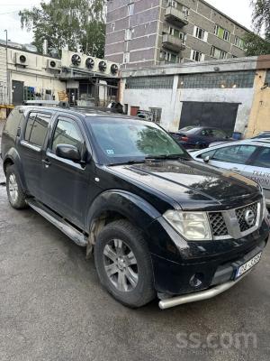 Black Nissan Pathfinder 2006 in Riga, with an engine capacity of 2.50 L and mileage of 495 thousand km for 4500 €, photo 7 on AUTOMOTO.COM.LV