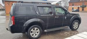 Black Nissan Pathfinder 2006 in Jelgava, with an engine capacity of 2.50 L and mileage of 295 thousand km for 2000 €, photo 3 on AUTOMOTO.COM.LV
