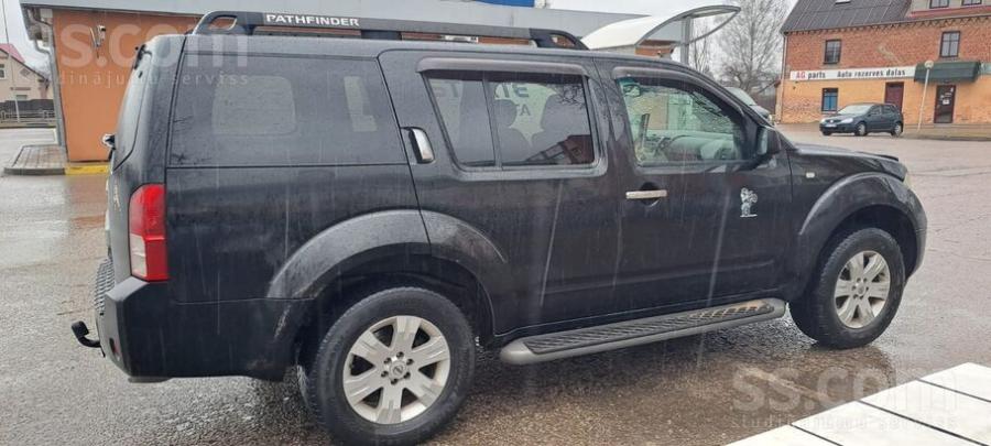Black Nissan Pathfinder 2006 in Jelgava, with an engine capacity of 2.50 L and mileage of 295 thousand km for 2000 €, photo 3 on AUTOMOTO.COM.LV