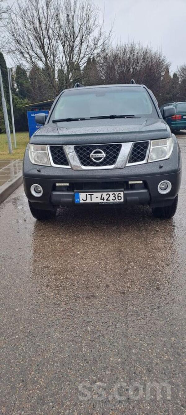 Black Nissan Pathfinder 2006 in Jelgava, with an engine capacity of 2.50 L and mileage of 295 thousand km for 2000 €, photo 3 on AUTOMOTO.COM.LV