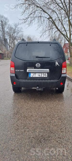 Black Nissan Pathfinder 2006 in Jelgava, with an engine capacity of 2.50 L and mileage of 295 thousand km for 2000 €, photo 5 on AUTOMOTO.COM.LV