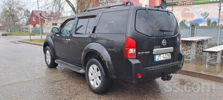 Black Nissan Pathfinder 2006 in Jelgava, with an engine capacity of 2.50 L and mileage of 295 thousand km for 2000 €, photo 6 on AUTOMOTO.COM.LV