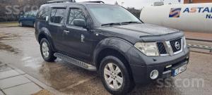 Black Nissan Pathfinder 2006 in Jelgava, with an engine capacity of 2.50 L and mileage of 295 thousand km for 2000 €, photo 7 on AUTOMOTO.COM.LV