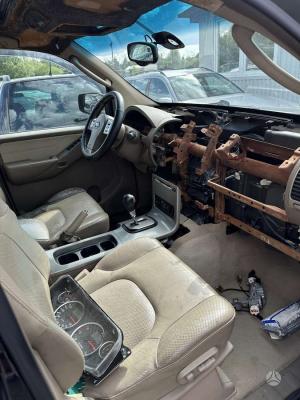 Black Nissan Pathfinder 2006 in Utena, with an engine capacity of 0.00 L and mileage of 260 thousand km for 2150 €, photo 6 on AUTOMOTO.COM.LV