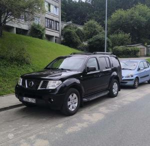 Melns Nissan Pathfinder 2006 Viļņa, ar dzinēja tilpumu 2.49 L un nobraukumu 287 tūkst. km par 4200 €, foto  vietnē AUTOMOTO.COM.LV
