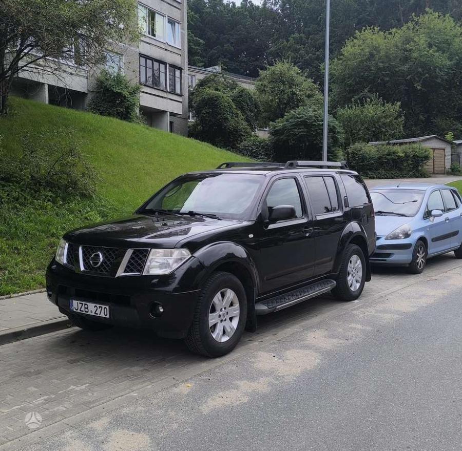 Melns Nissan Pathfinder 2006 Viļņa, ar dzinēja tilpumu 2.49 L un nobraukumu 287 tūkst. km par 4200 €, foto 1 vietnē AUTOMOTO.COM.LV