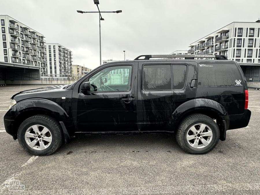 Black Nissan Pathfinder 2007 in Vilnius, with an engine capacity of 2.50 L and mileage of 341 thousand km for 3499 €, photo 1 on AUTOMOTO.COM.LV