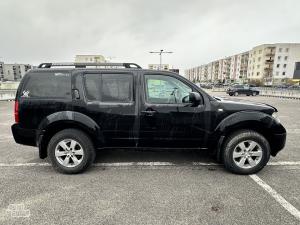 Black Nissan Pathfinder 2007 in Vilnius, with an engine capacity of 2.50 L and mileage of 341 thousand km for 3499 €, photo 3 on AUTOMOTO.COM.LV