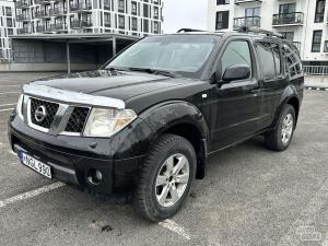 Black Nissan Pathfinder 2007 in Vilnius, with an engine capacity of 2.50 L and mileage of 341 thousand km for 3499 €, photo 4 on AUTOMOTO.COM.LV