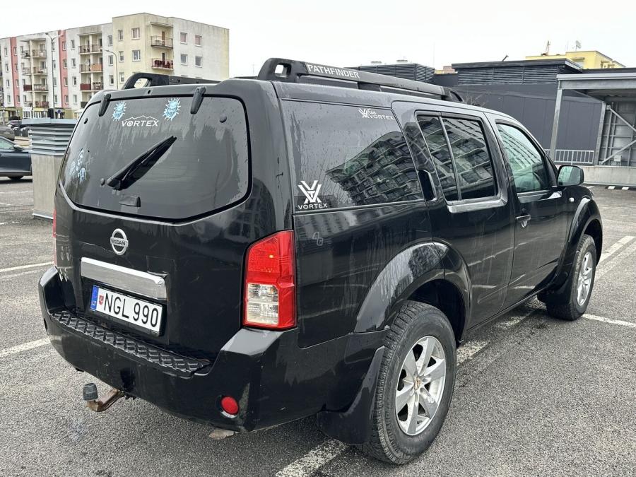 Black Nissan Pathfinder 2007 in Vilnius, with an engine capacity of 2.50 L and mileage of 341 thousand km for 3499 €, photo 6 on AUTOMOTO.COM.LV