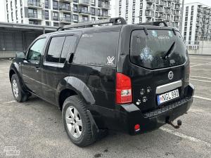 Black Nissan Pathfinder 2007 in Vilnius, with an engine capacity of 2.50 L and mileage of 341 thousand km for 3499 €, photo 7 on AUTOMOTO.COM.LV