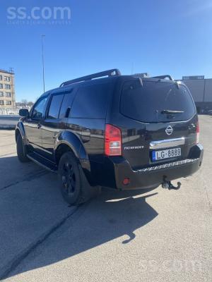 Black Nissan Pathfinder 2007 in Riga, with an engine capacity of 2.50 L and mileage of 360 thousand km for 6500 €, photo 3 on AUTOMOTO.COM.LV