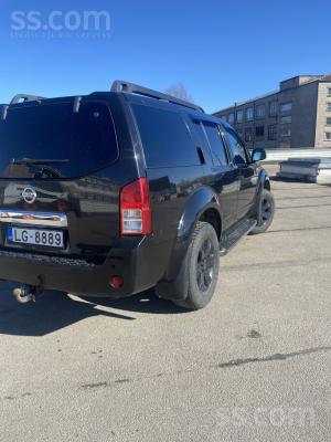 Black Nissan Pathfinder 2007 in Riga, with an engine capacity of 2.50 L and mileage of 360 thousand km for 6500 €, photo 4 on AUTOMOTO.COM.LV