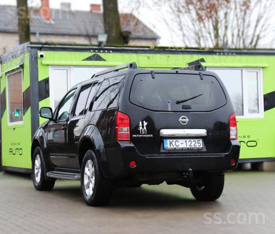 Black Nissan Pathfinder 2008 in Rezekne, with an engine capacity of 2.50 L and mileage of 292 thousand km for 4495 €, photo 3 on AUTOMOTO.COM.LV