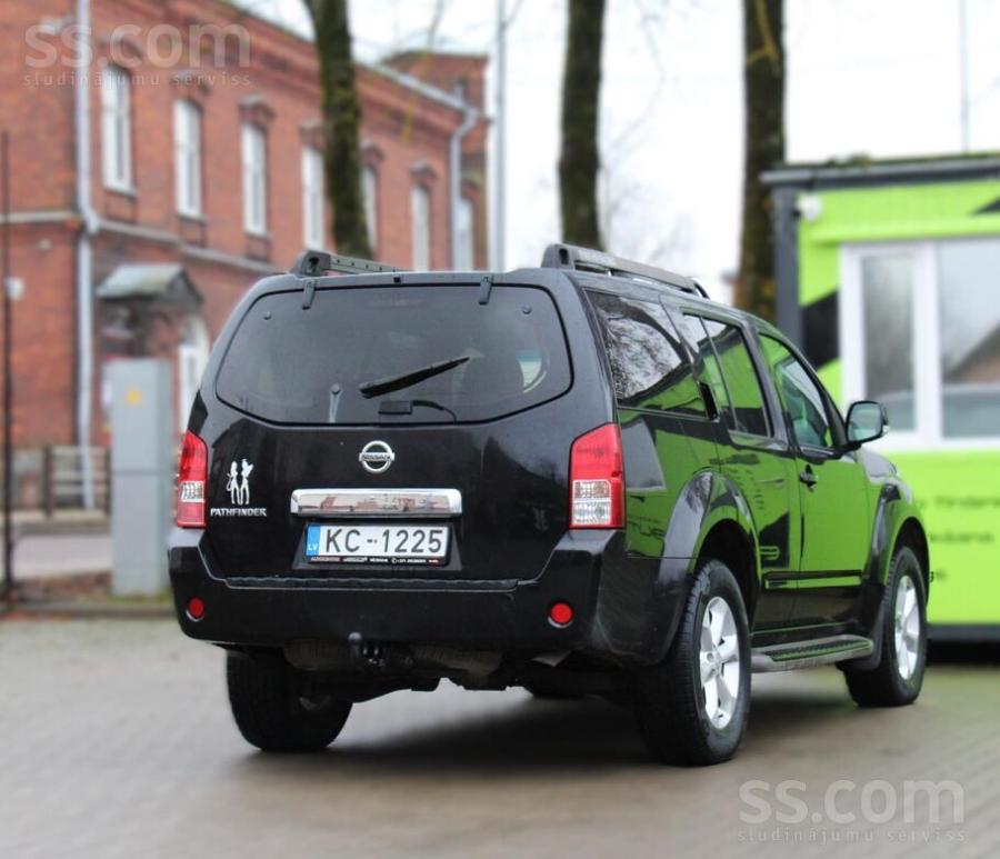 Black Nissan Pathfinder 2008 in Rezekne, with an engine capacity of 2.50 L and mileage of 292 thousand km for 4495 €, photo 4 on AUTOMOTO.COM.LV