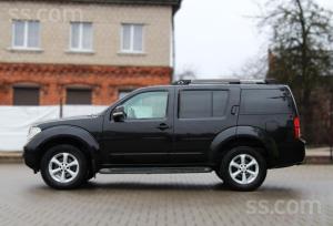 Black Nissan Pathfinder 2008 in Rezekne, with an engine capacity of 2.50 L and mileage of 292 thousand km for 4495 €, photo 6 on AUTOMOTO.COM.LV