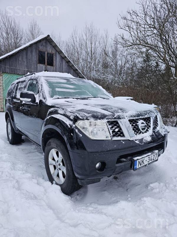 Black Nissan Pathfinder 2009 in Preili, with an engine capacity of 2.50 L and mileage of 260 thousand km for 5950 €, photo 1 on AUTOMOTO.COM.LV