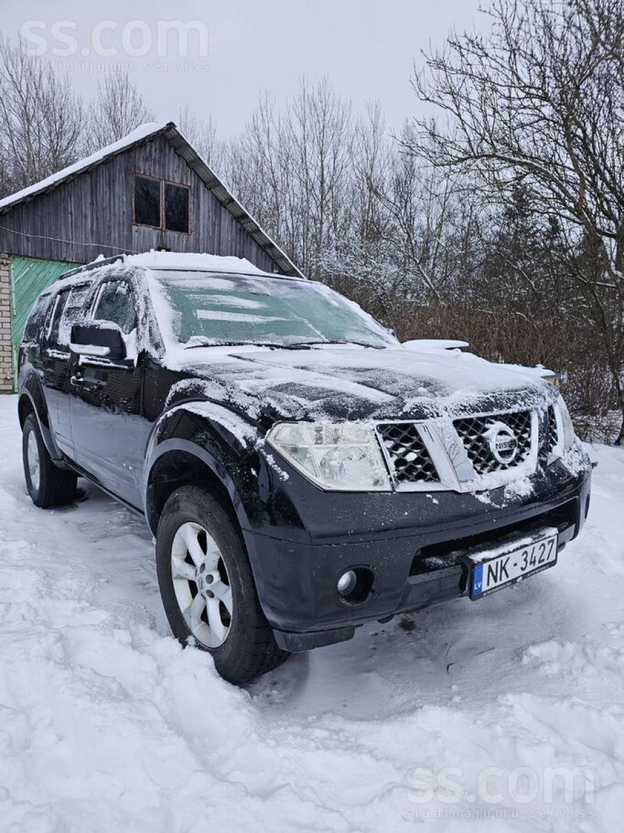 Black Nissan Pathfinder 2009 in Preili, with an engine capacity of 2.50 L and mileage of 260 thousand km for 5950 €, photo 1 on AUTOMOTO.COM.LV