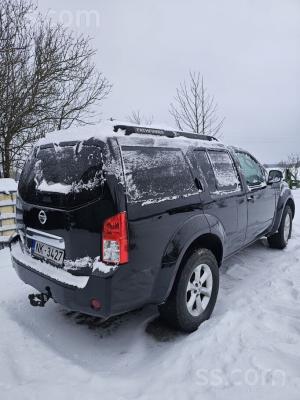 Black Nissan Pathfinder 2009 in Preili, with an engine capacity of 2.50 L and mileage of 260 thousand km for 5950 €, photo 2 on AUTOMOTO.COM.LV