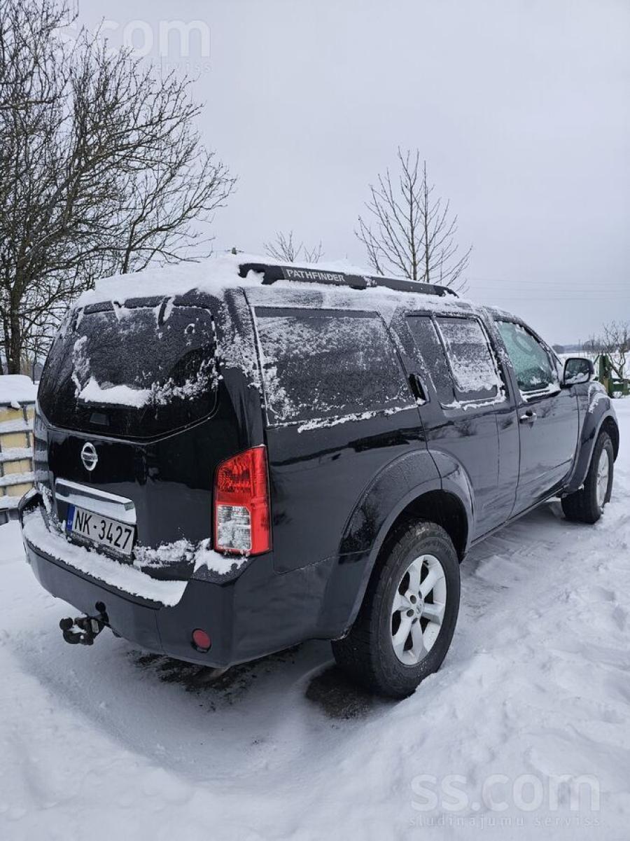 Black Nissan Pathfinder 2009 in Preili, with an engine capacity of 2.50 L and mileage of 260 thousand km for 5950 €, photo 2 on AUTOMOTO.COM.LV
