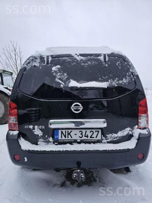 Black Nissan Pathfinder 2009 in Preili, with an engine capacity of 2.50 L and mileage of 260 thousand km for 5950 €, photo 3 on AUTOMOTO.COM.LV