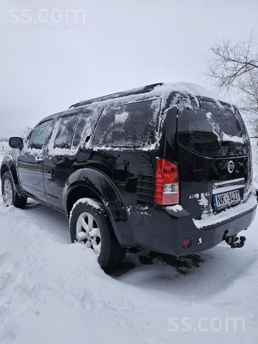 Black Nissan Pathfinder 2009 in Preili, with an engine capacity of 2.50 L and mileage of 260 thousand km for 5950 €, photo 6 on AUTOMOTO.COM.LV