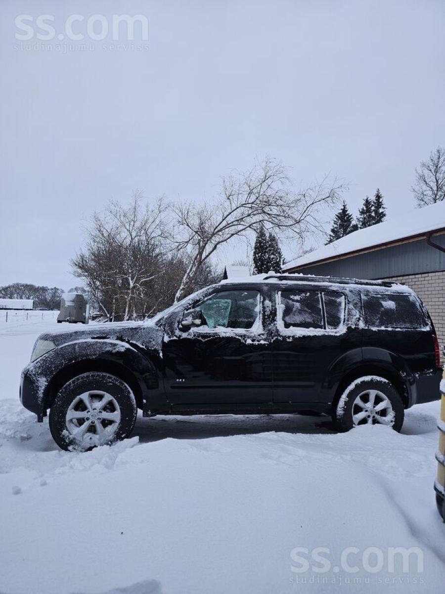 Black Nissan Pathfinder 2009 in Preili, with an engine capacity of 2.50 L and mileage of 260 thousand km for 5950 €, photo 7 on AUTOMOTO.COM.LV