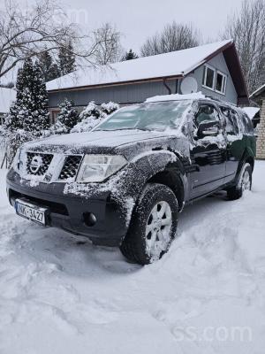 Black Nissan Pathfinder 2009 in Preili, with an engine capacity of 2.50 L and mileage of 260 thousand km for 5950 €, photo 8 on AUTOMOTO.COM.LV