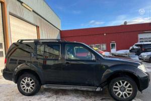 Black Nissan Pathfinder 2010 in Rokiskis, with an engine capacity of 2.50 L and mileage of 459 thousand km for 4000 €, photo 4 on AUTOMOTO.COM.LV
