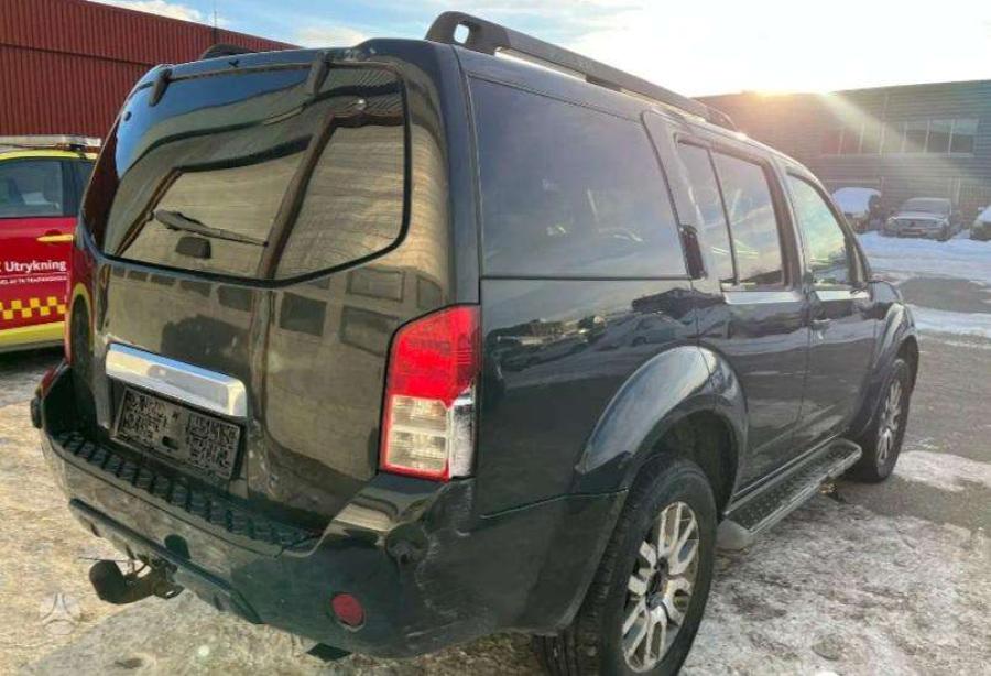 Black Nissan Pathfinder 2010 in Rokiskis, with an engine capacity of 2.50 L and mileage of 459 thousand km for 4000 €, photo 6 on AUTOMOTO.COM.LV