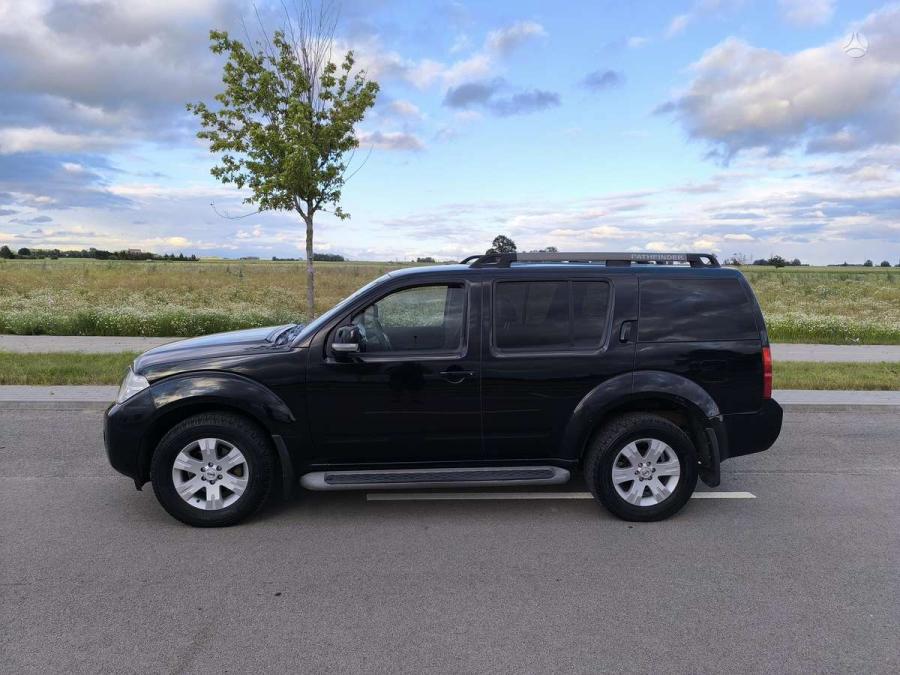 Black Nissan Pathfinder 2011 in Marijampole, with an engine capacity of 2.49 L and mileage of 335 thousand km for 5050 €, photo 3 on AUTOMOTO.COM.LV