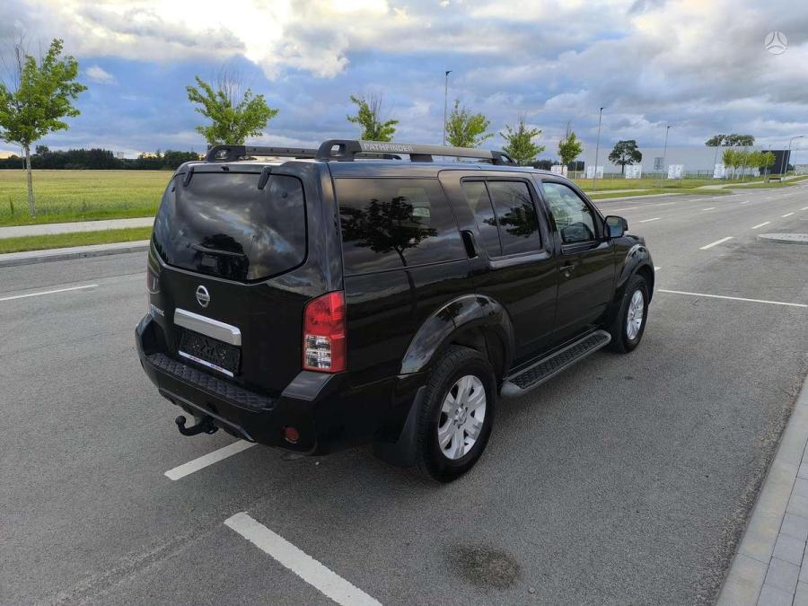Black Nissan Pathfinder 2011 in Marijampole, with an engine capacity of 2.49 L and mileage of 335 thousand km for 5050 €, photo 6 on AUTOMOTO.COM.LV