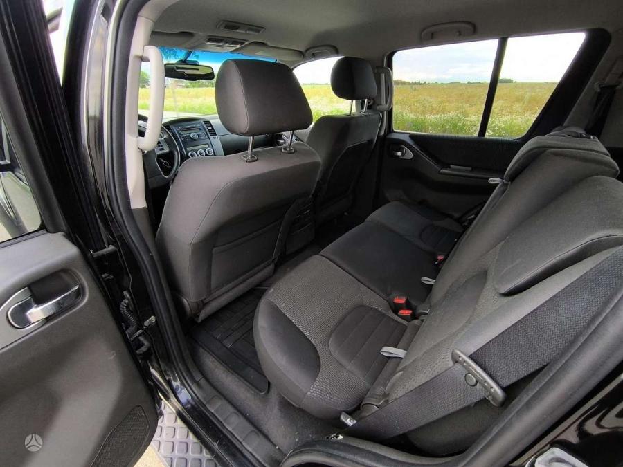 Black Nissan Pathfinder 2011 in Marijampole, with an engine capacity of 2.49 L and mileage of 335 thousand km for 5050 €, photo 13 on AUTOMOTO.COM.LV
