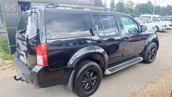 Black Nissan Pathfinder 2011 in Riga, with an engine capacity of 3.00 L and mileage of 271 thousand km for 9400 €, photo 2 on AUTOMOTO.COM.LV